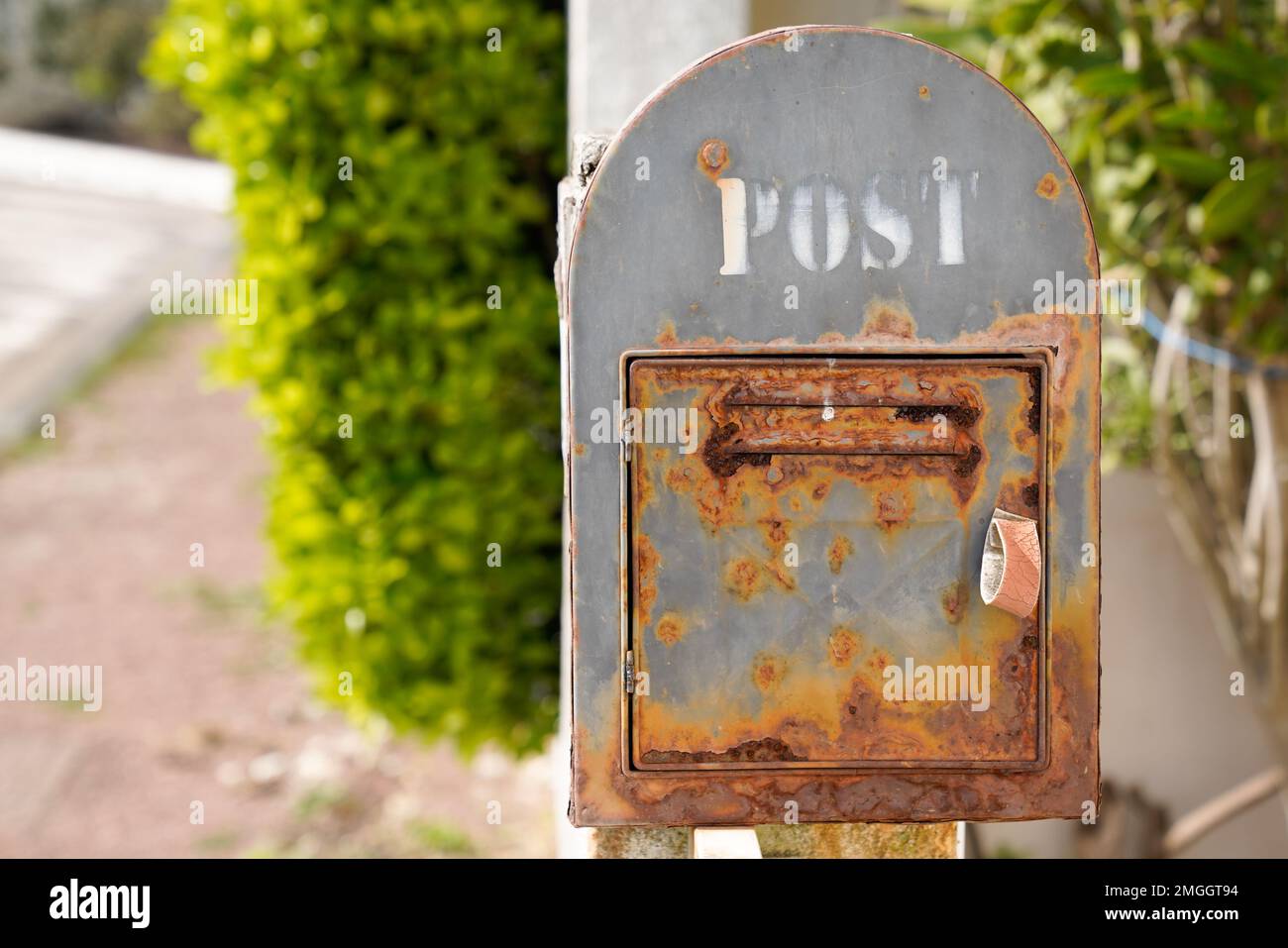 Vintage iron rusty post box on home wall old mailbox Stock Photo - Alamy