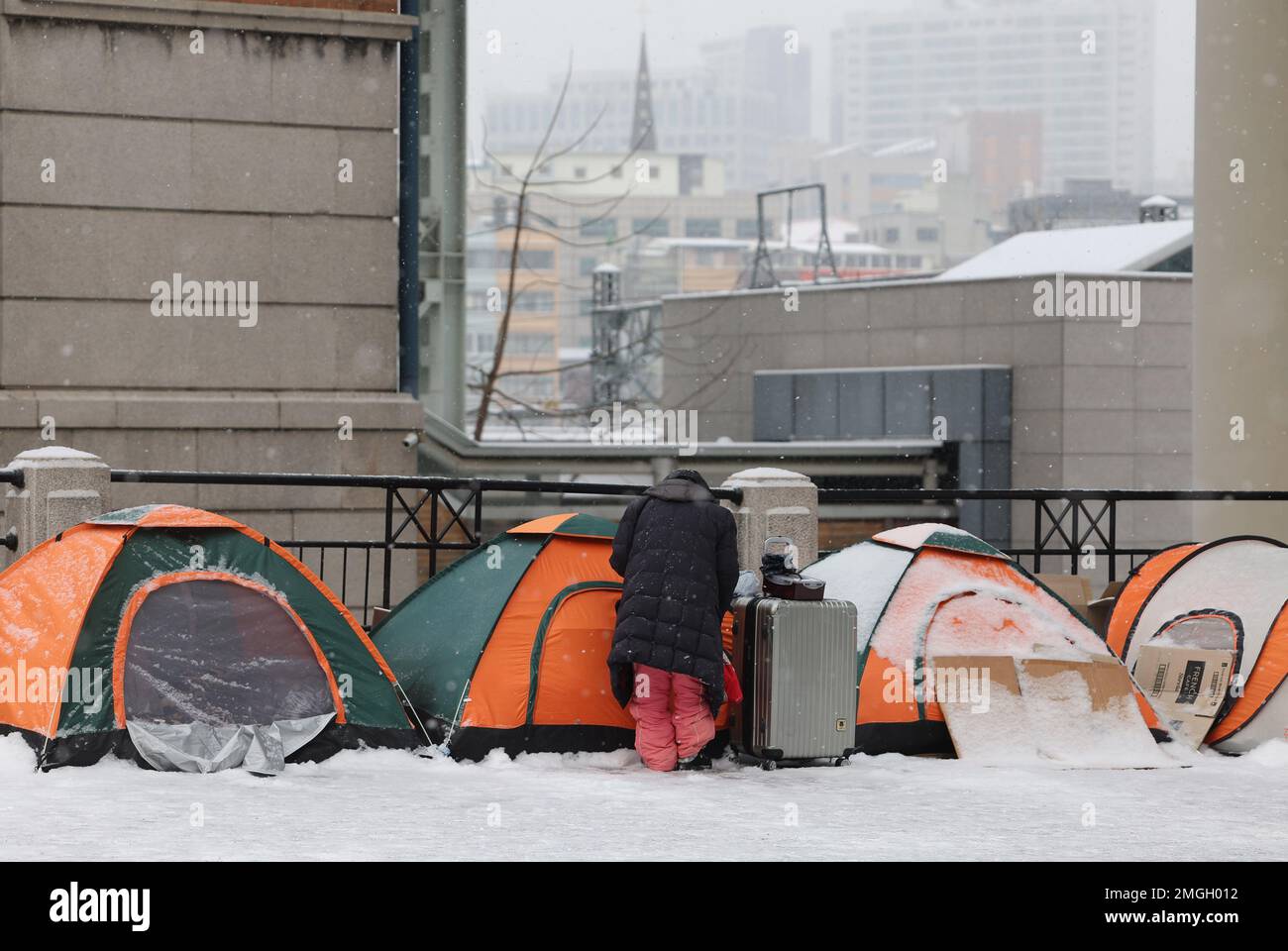 Heavy snow in Seoul Tents used by homeless people are covered with snow ...