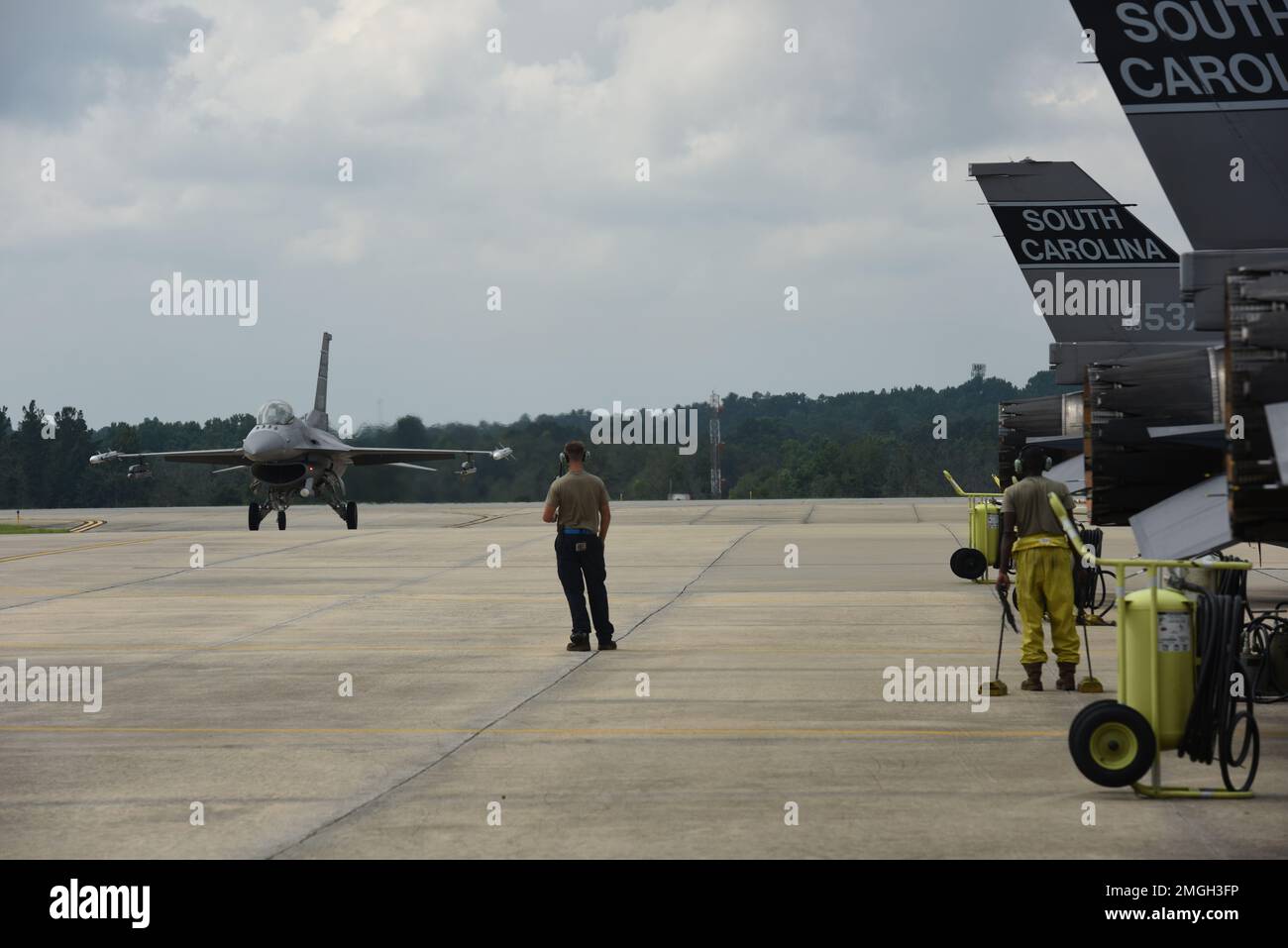 U.S. Air Force ground crew assigned to the 169th Fighter Wing from ...