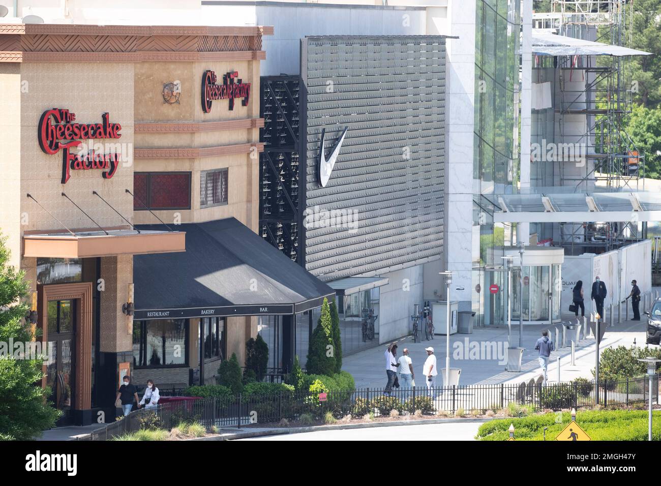 Shoppers return to their cars after shopping at Lenox Square Mall ...