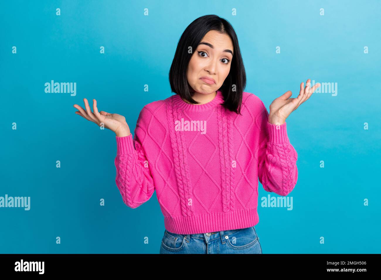 Portrait of clueless thai girl raise hands palms shrug shoulders ...