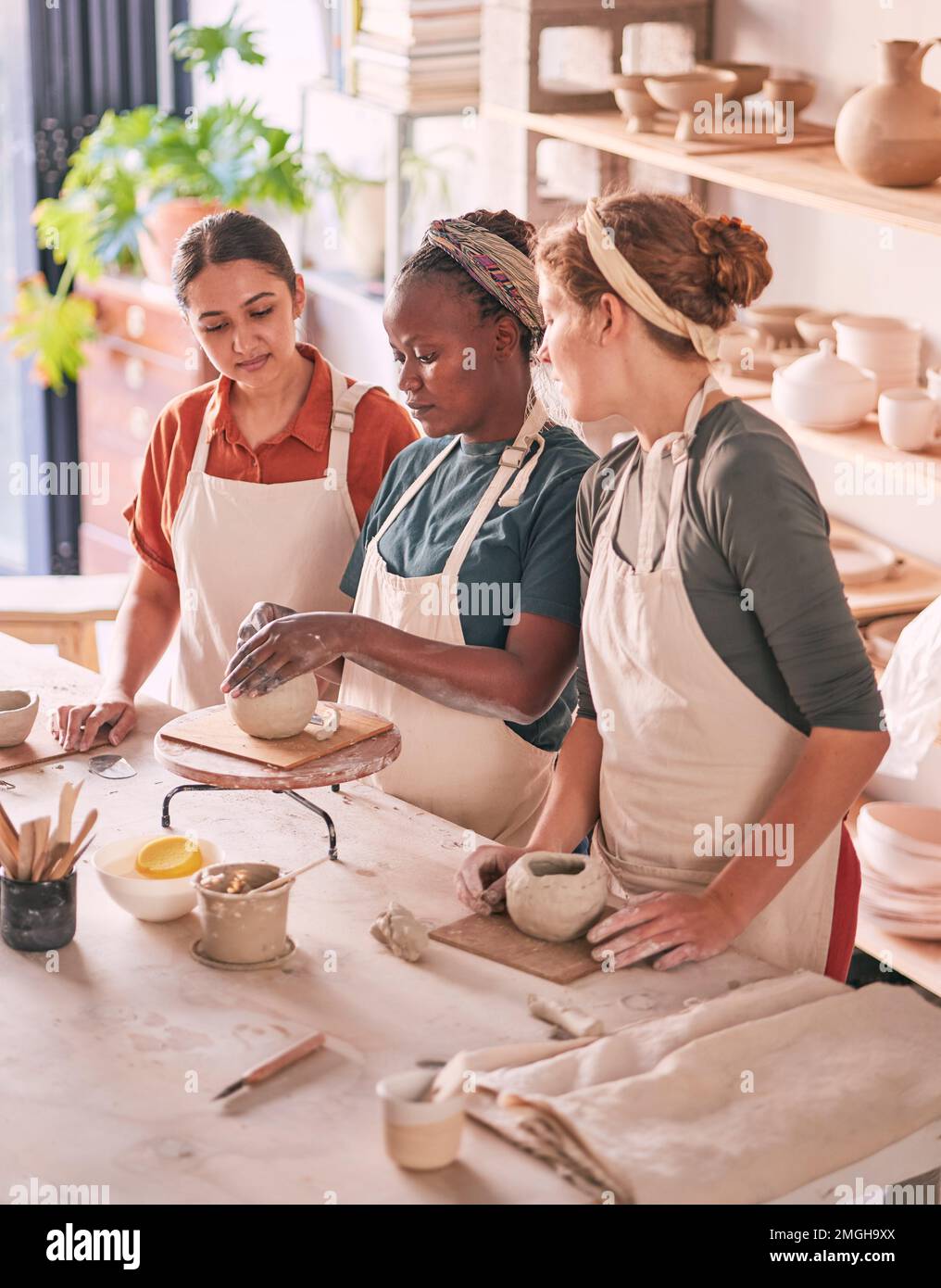 Pottery class, workshop and artist teaching sculpture design, clay ...