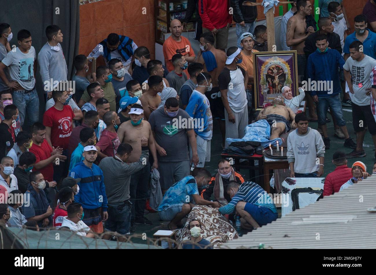 EDS NOTE: GRAPHIC CONTENT - Inmates gather around the corpse of an ...