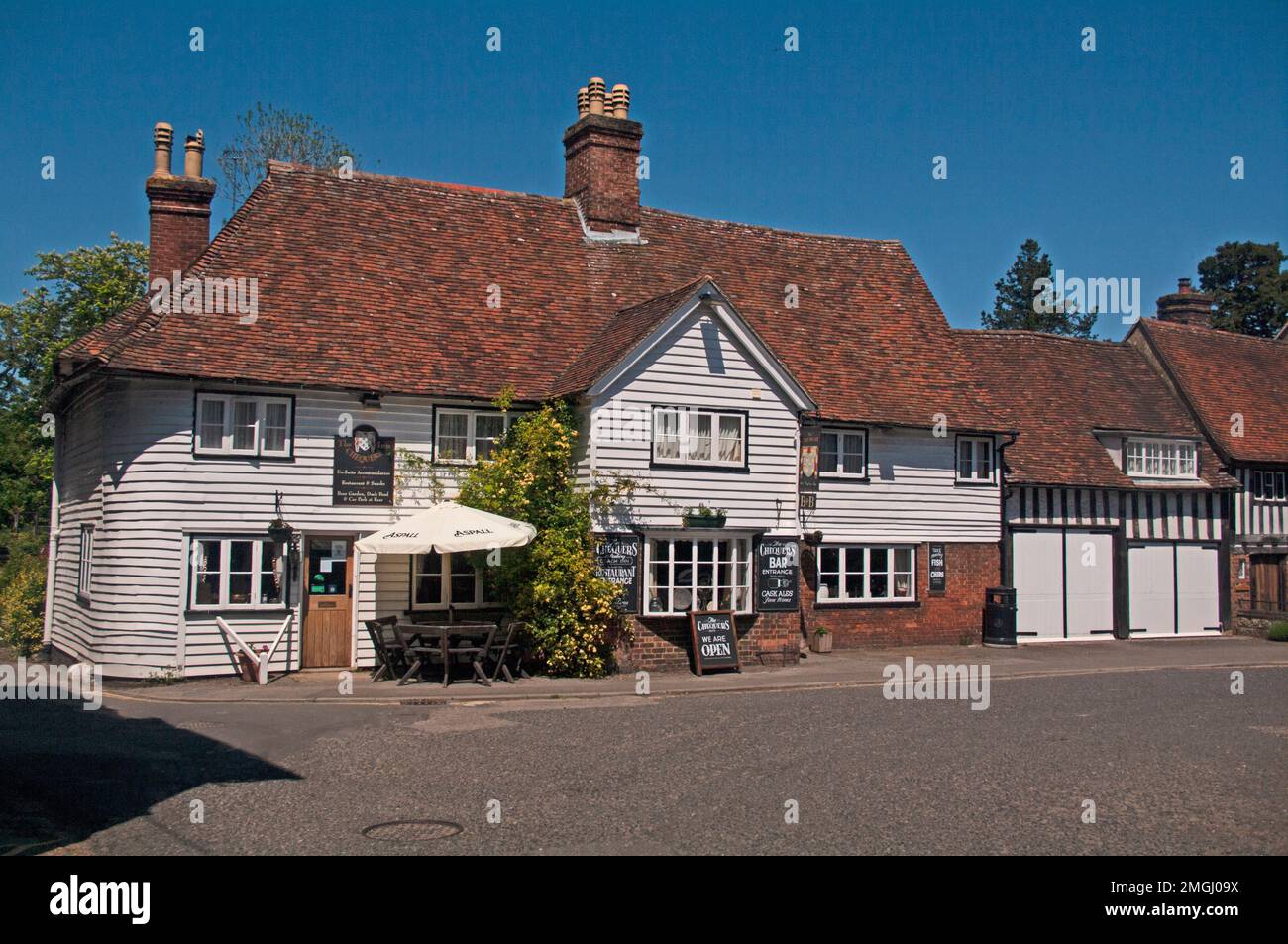 SMARDEN CHEQUERS PUB Kent Stock Photo - Alamy
