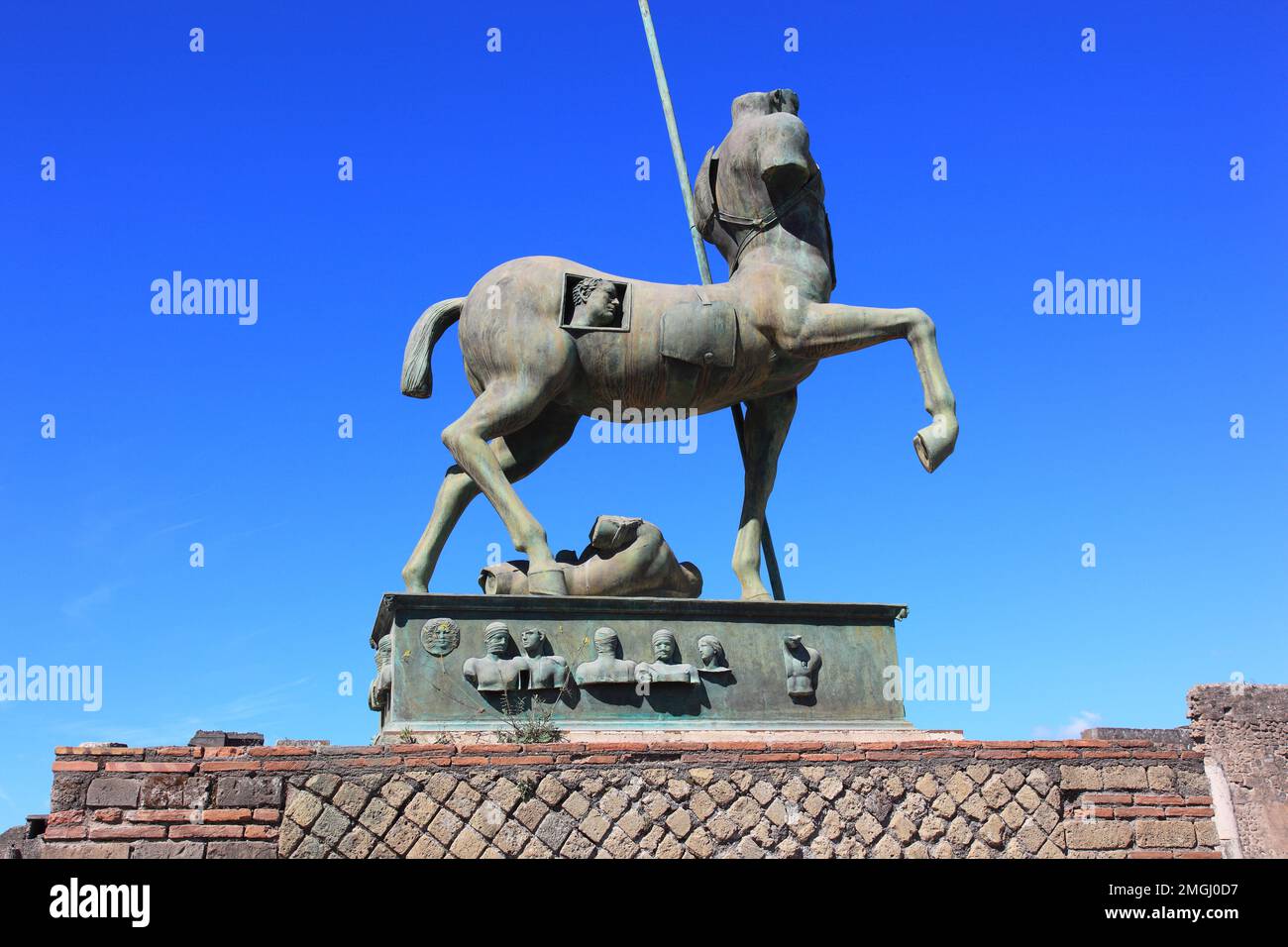 Statue von Centaur auf dem Gebiet des Forum, Kentaur, Mischwesen der ... Statue von Centaur auf dem Gebiet des Forum, Kentaur, Mischwesen der ...