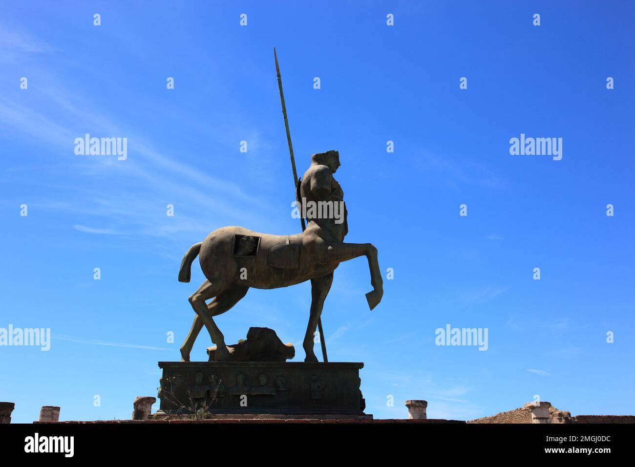 Statue von Centaur auf dem Gebiet des Forum, Kentaur, Mischwesen der ...