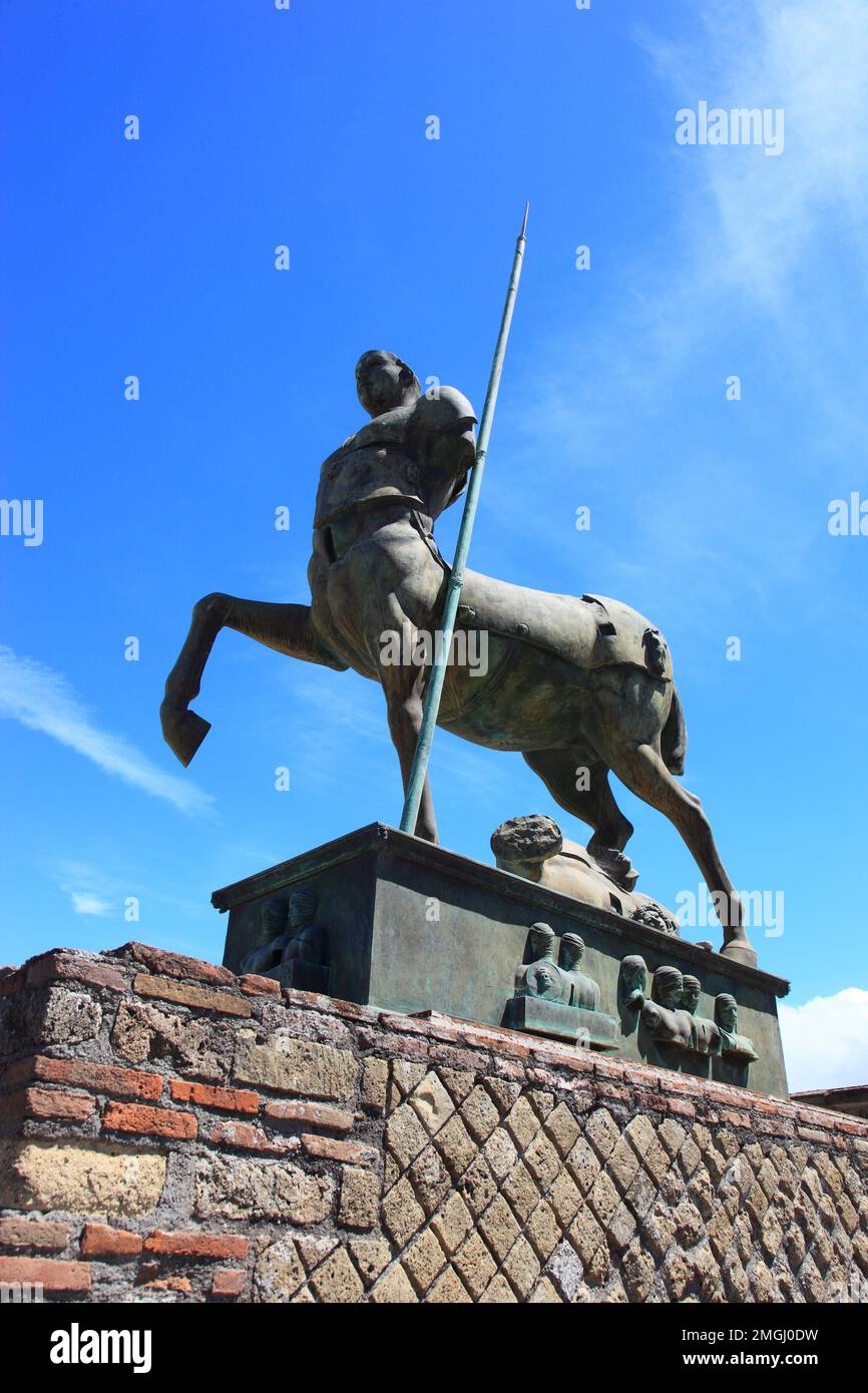 Statue von Centaur auf dem Gebiet des Forum, Kentaur, Mischwesen der ... Statue von Centaur auf dem Gebiet des Forum, Kentaur, Mischwesen der ...