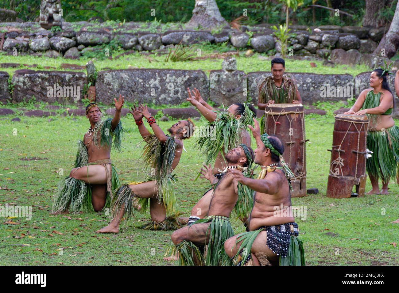 Polynesian dance hi-res stock photography and images - Alamy