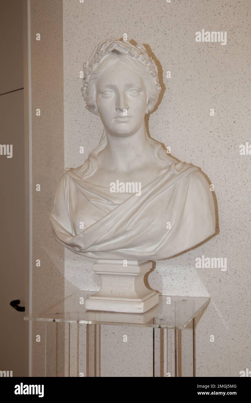 Marianne statue symbol flag hi-res stock photography and images - Alamy
