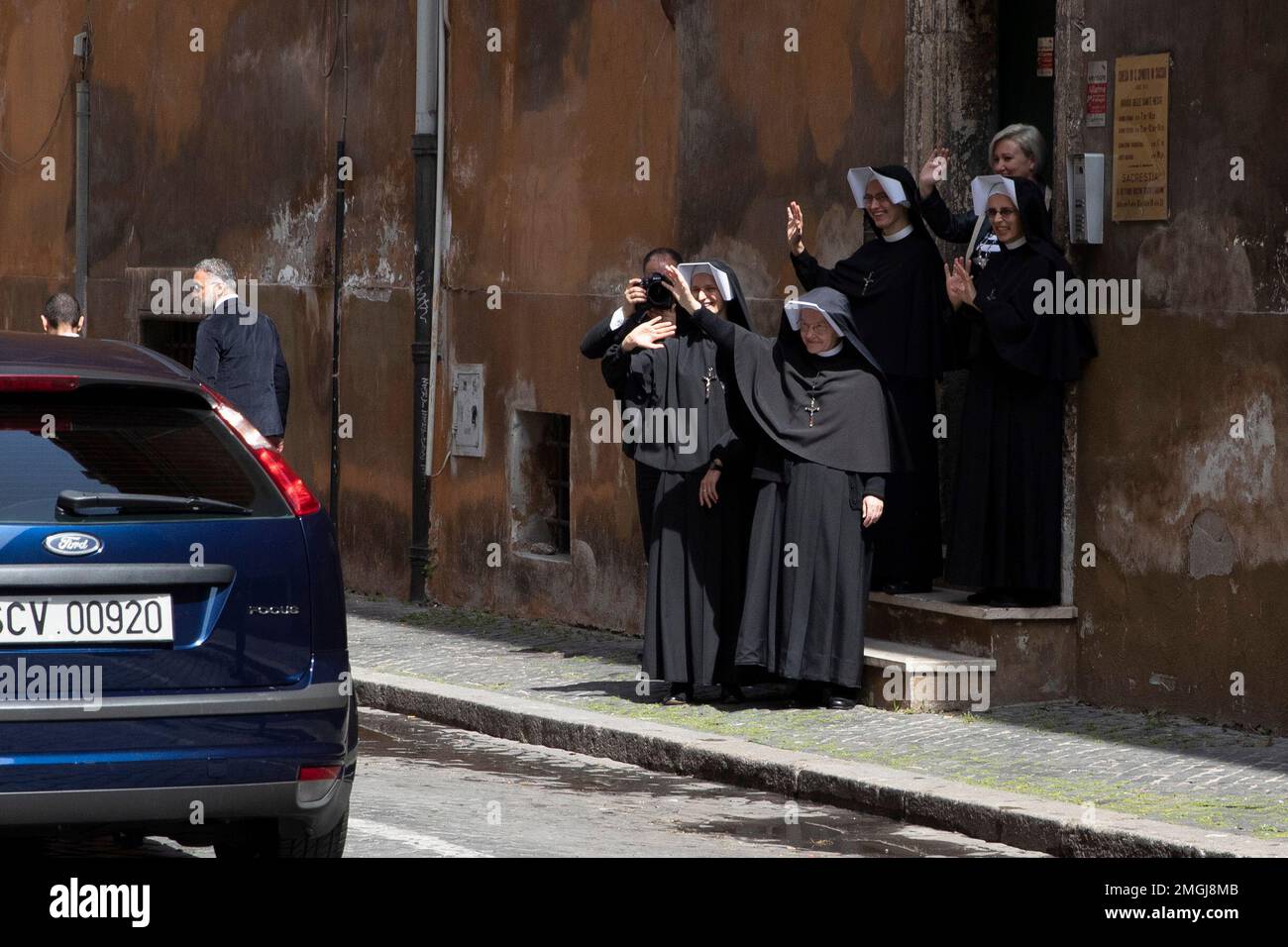 Nuns wave to Pope Francis as he leaves the Santo Spirito in Sassia ...