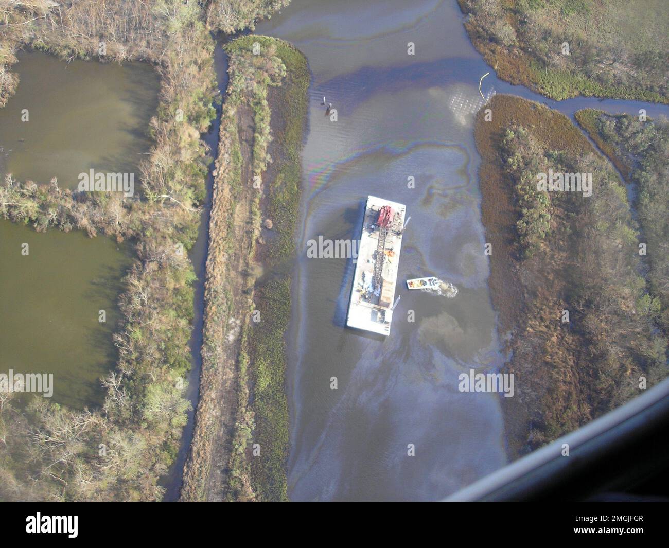 Pollution - ESU St. Louis Response - South Bass - 26-HK-233-64. OIL ...