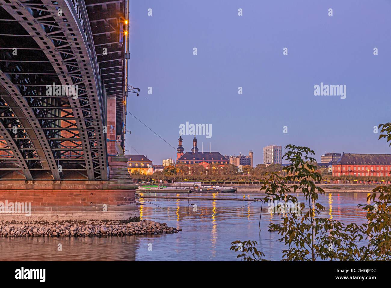 Picture over the Rhine on the Mainz Rhine bank along the Theodor-Heuss ...
