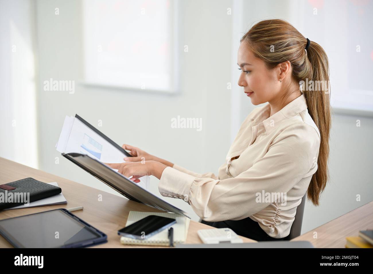 side view, Professional and attractive millennial Asian businesswoman ...