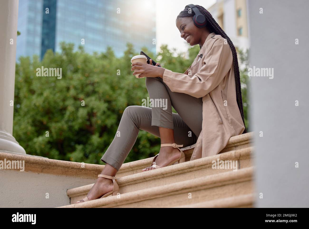 Women with headphones reading hi-res stock photography and images - Alamy