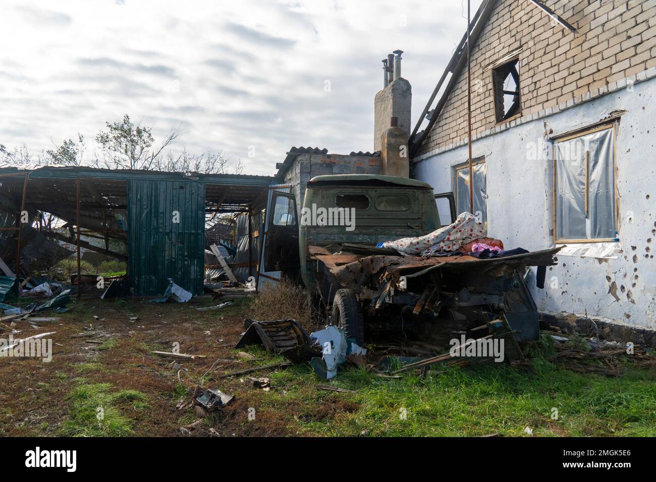 Crash house truck hi-res stock photography and images - Alamy