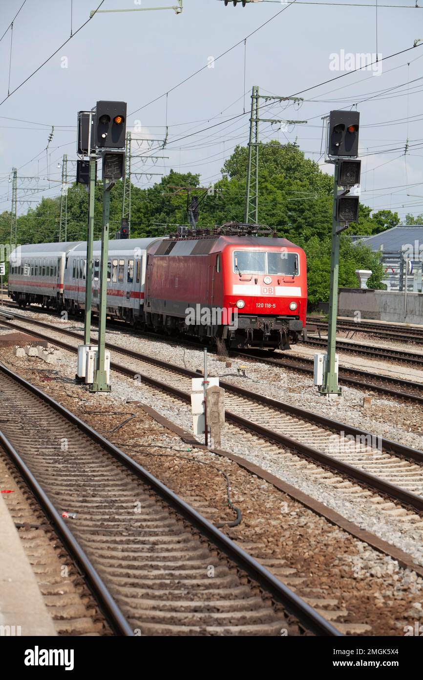 Tren pasajeros hi-res stock photography and images - Alamy