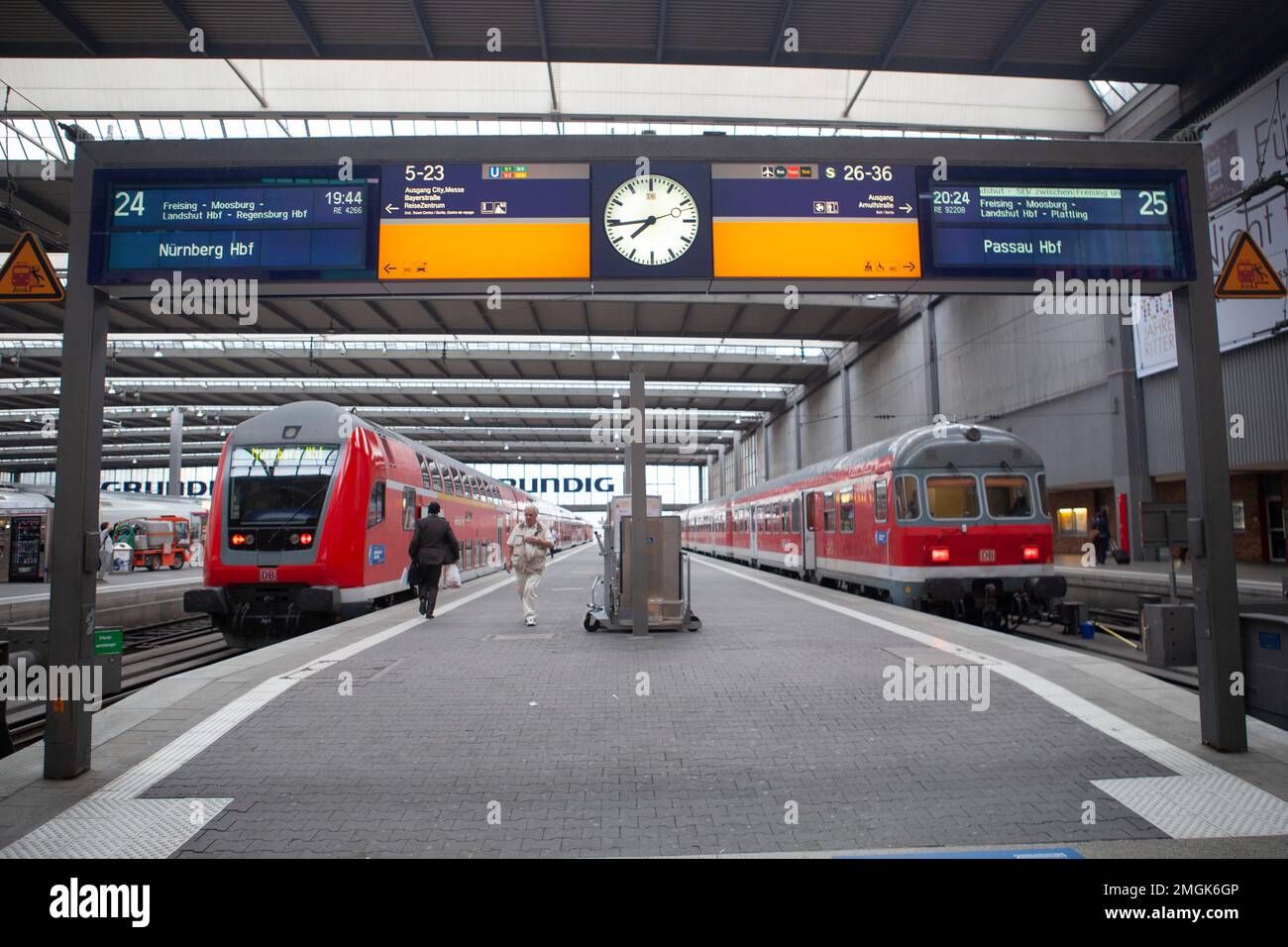 High-speed trains at the Munich railway station Stock Photo - Alamy