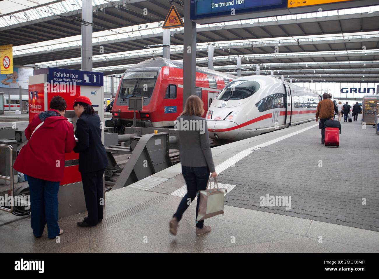 High-speed trains at the Munich railway station Stock Photo - Alamy