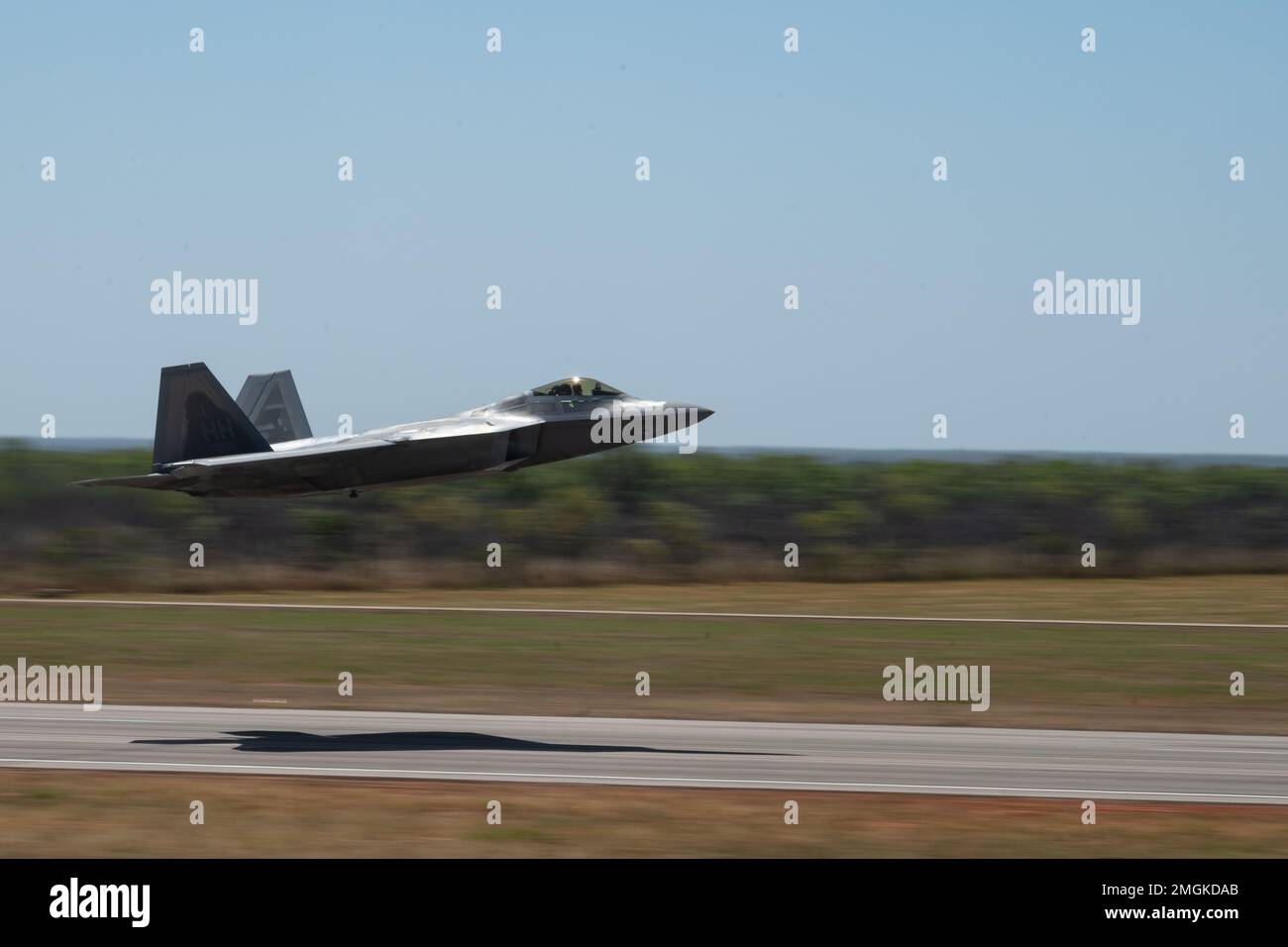 An F-22 Raptor takes off from Royal Australian Air Force Base Curtin ...