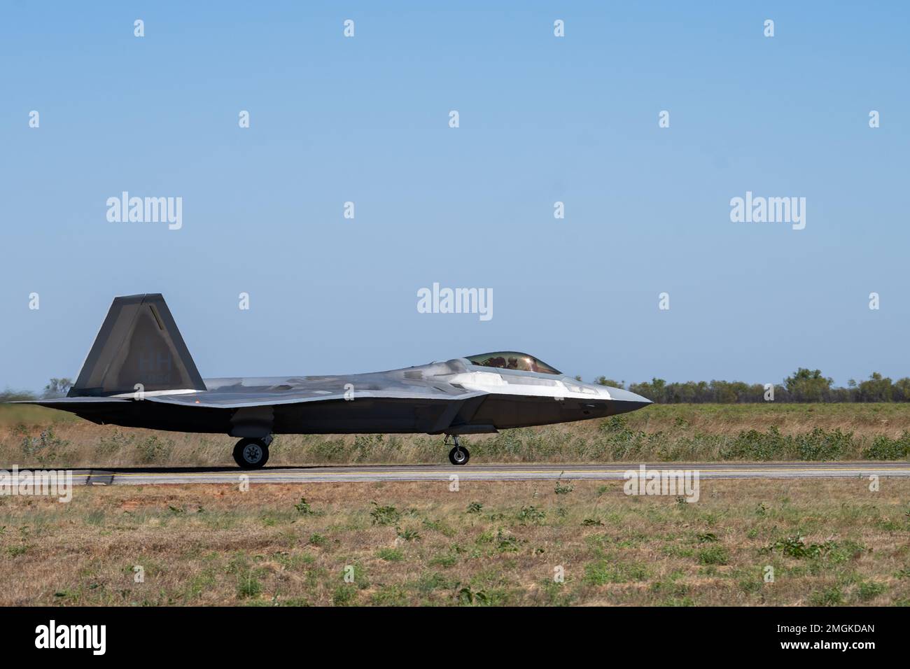 An F-22 Raptor taxis at Royal Australian Air Force Base Curtin, Western ...