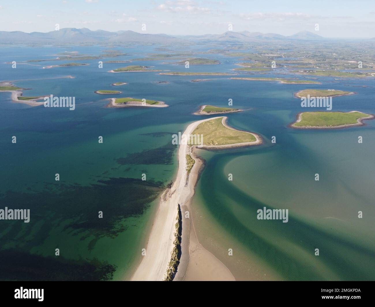 Sandbar islands in the middle of ocean hi-res stock photography and ...