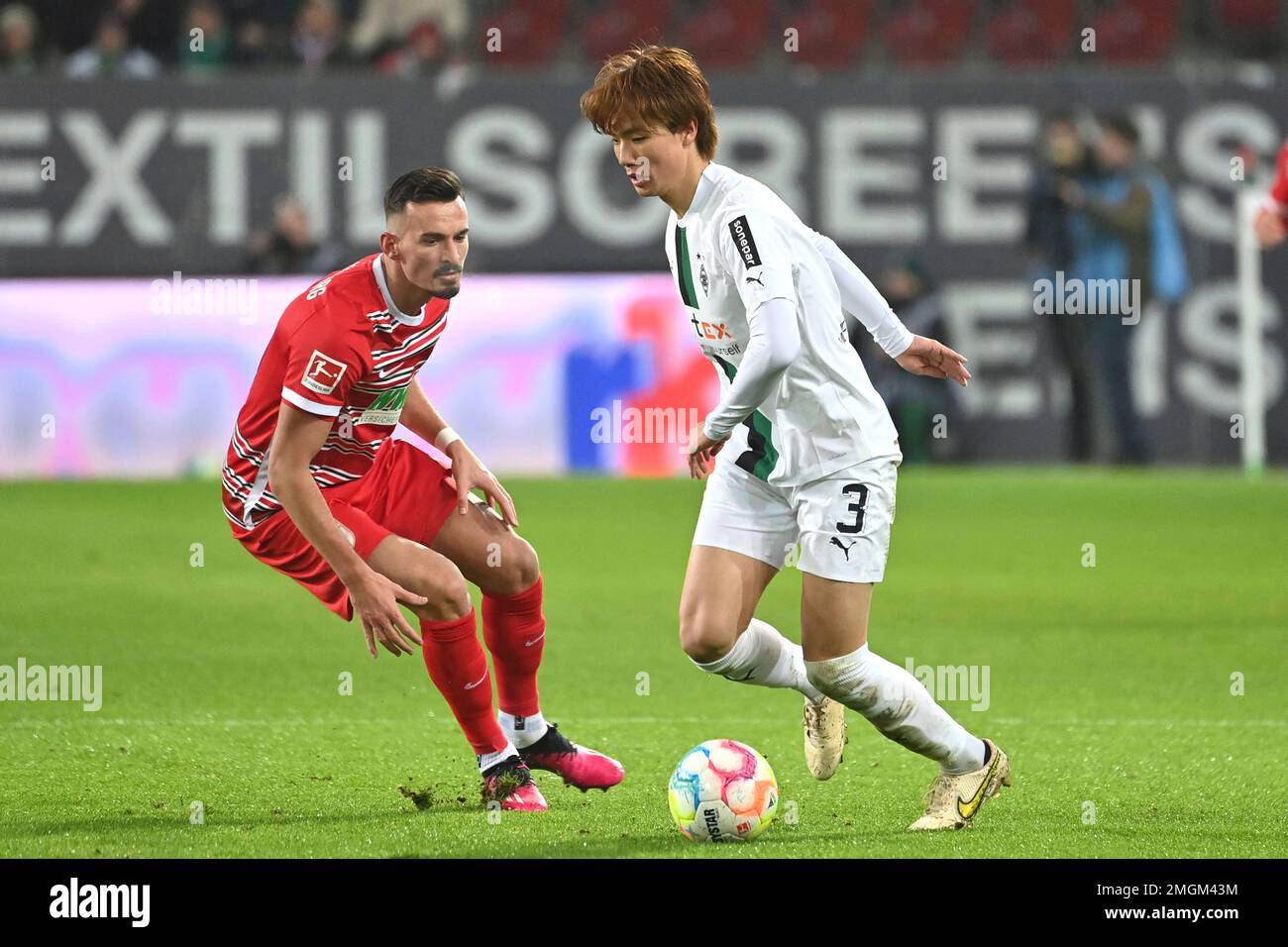 Ko ITAKURA (Borussia Monchengladbach), action, duels versus Mergim BERISHA (FC Augsburg ...