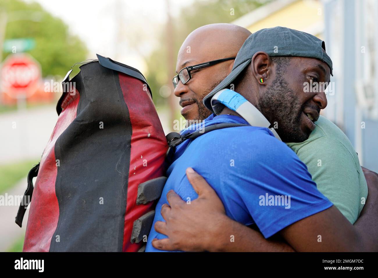 Ashton P. Woods, rear, hugs Alonzo Lee after giving him a gift card to ...