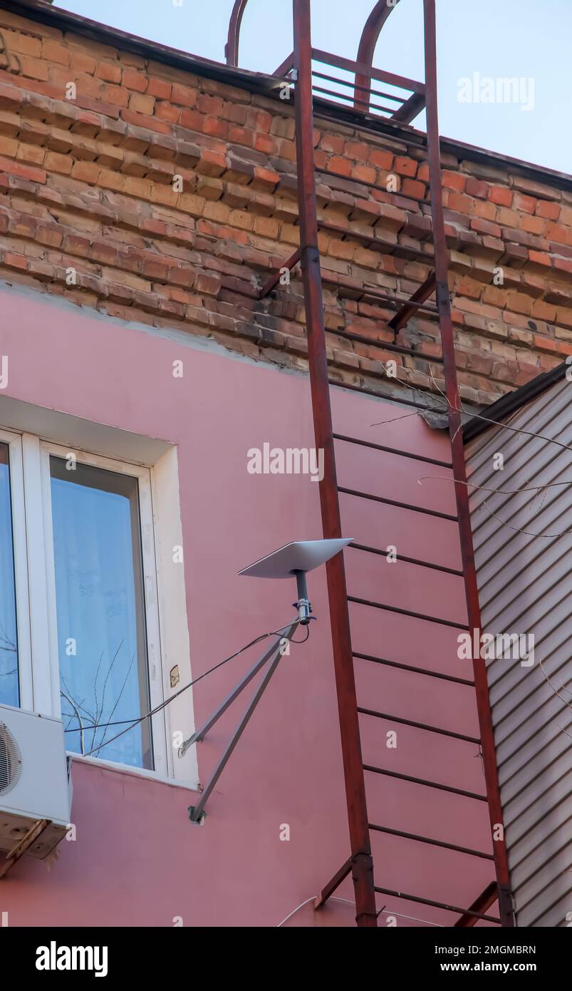 Starlink satellite antenna hi-res stock photography and images - Alamy