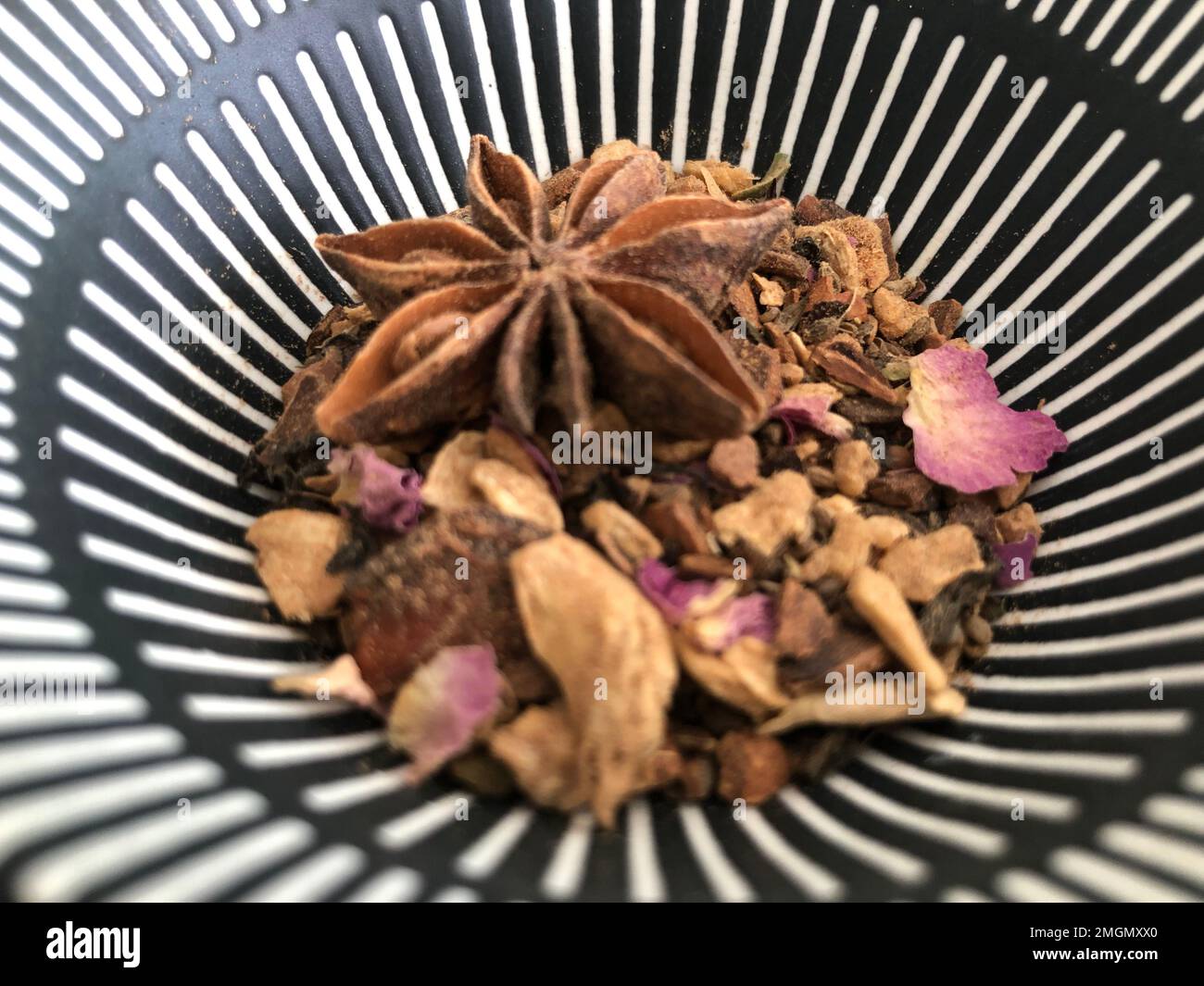 Loose leaf chai tea blend in black/ white bowl Stock Photo - Alamy