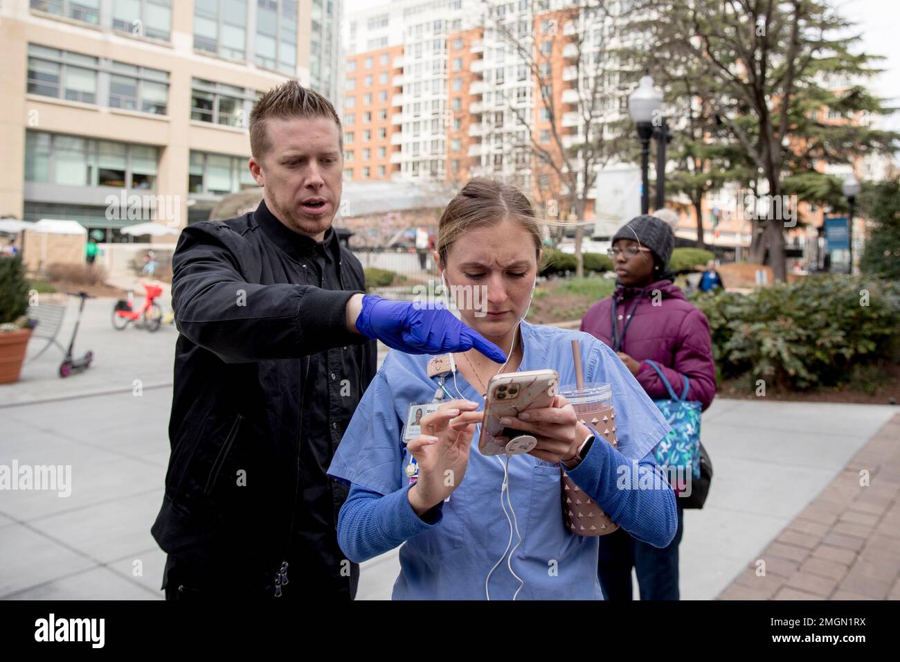&pizza President Andy Hooper helps a George Washington University ...