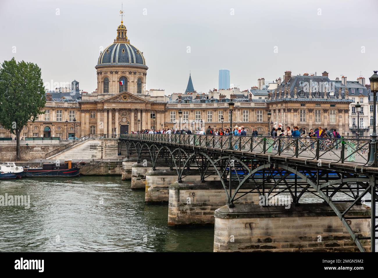Bridge crossing the seine river hi-res stock photography and images - Alamy