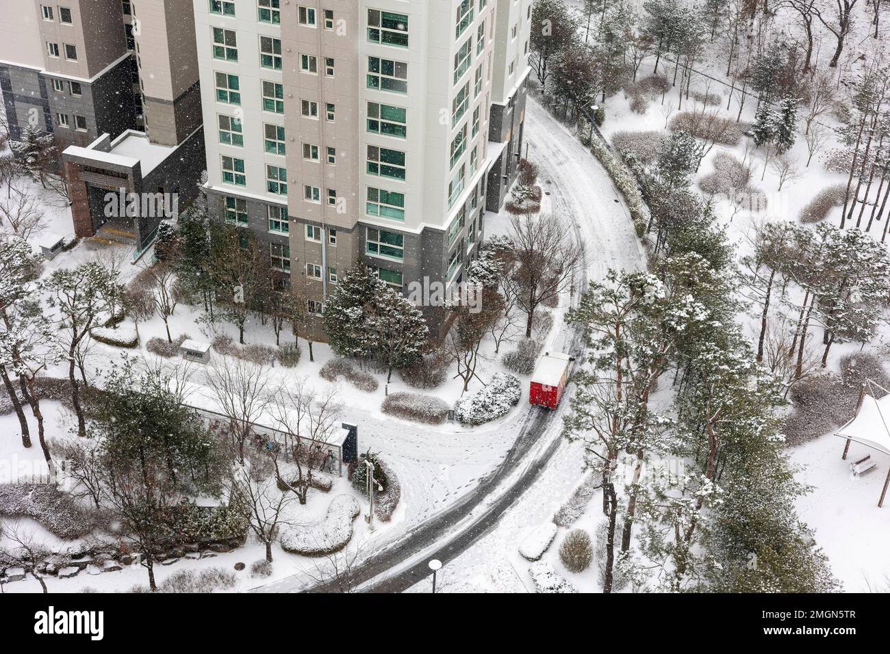 Apartment complex trees people hi-res stock photography and images - Alamy