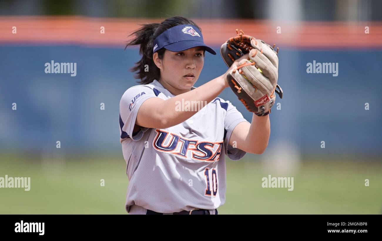 UTSA pitcher Clarissa Hernandez throws during an NCAA softball game ...