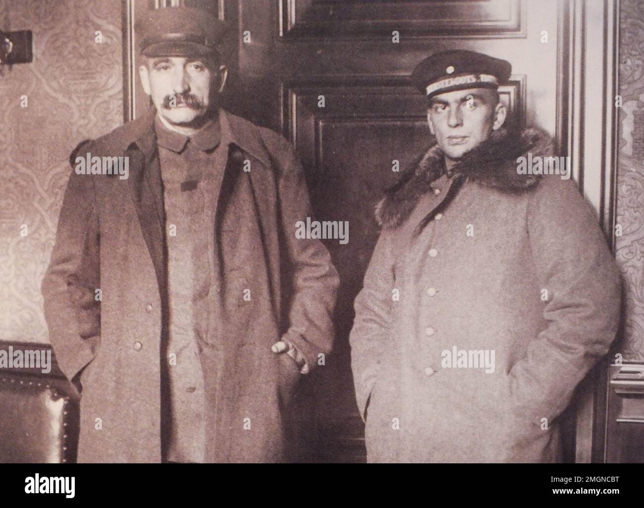 Heinrich Laufenberg (links) im Hamburger Rathaus im Dezember 1918 Stock ...