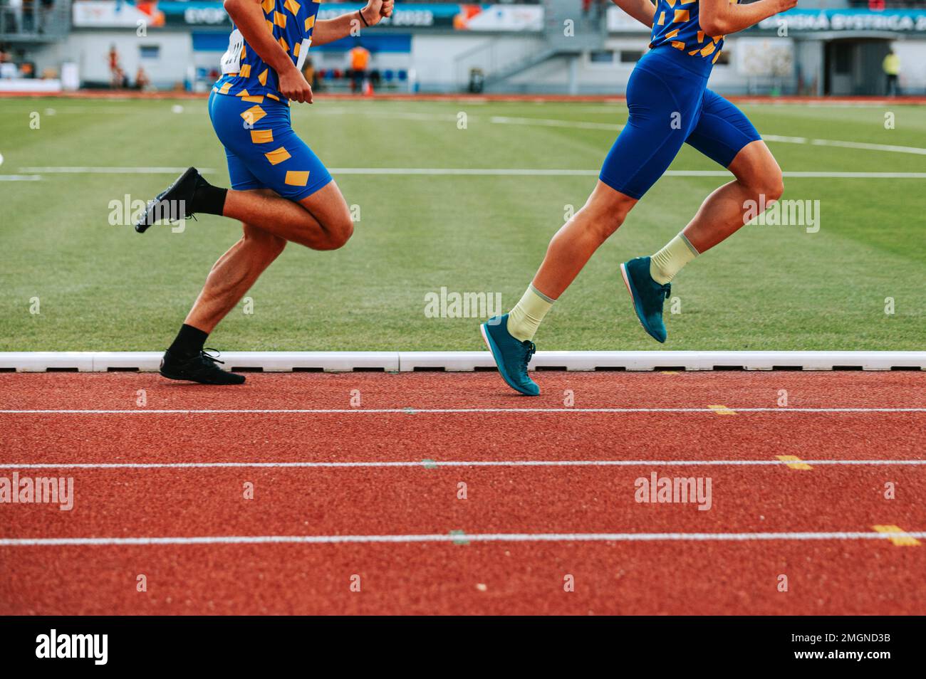 Determined male athletes legs pushing through the long distance race ...