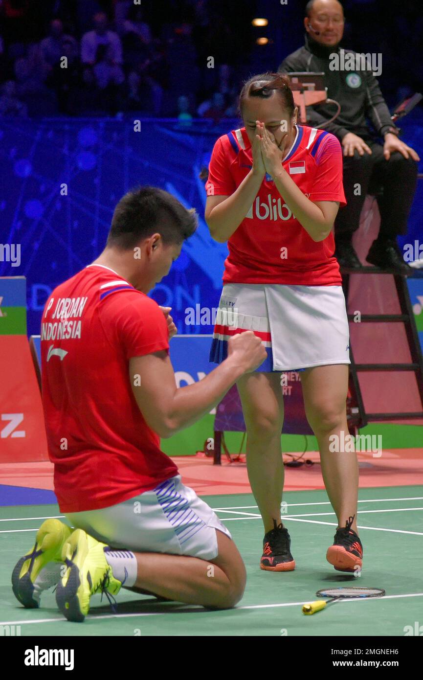 Praveen Jordan, left, and Melati Daeva Oktavianti, of Indonesia, react ...