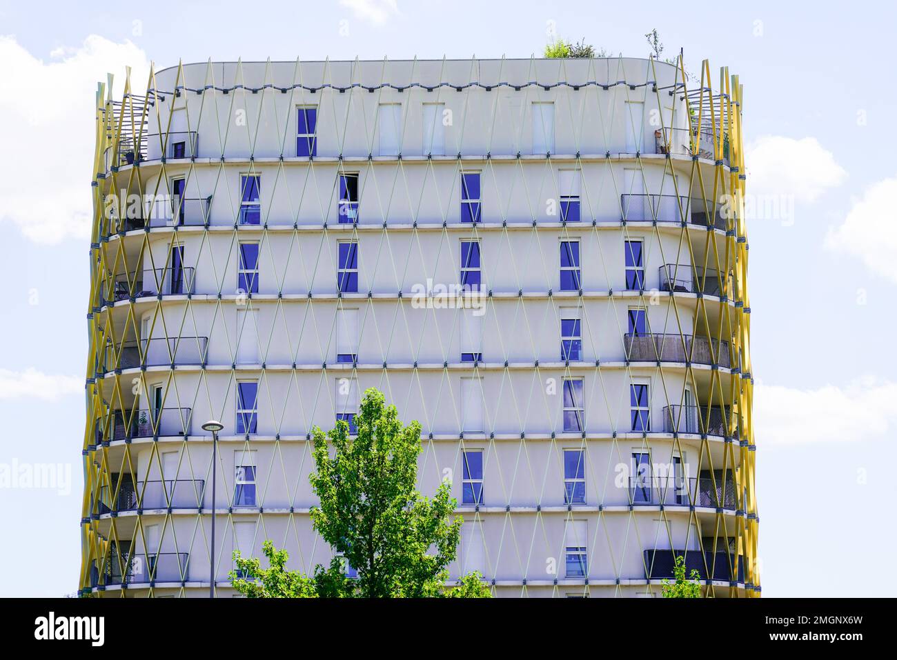 Office block terrace balcony hi-res stock photography and images - Alamy