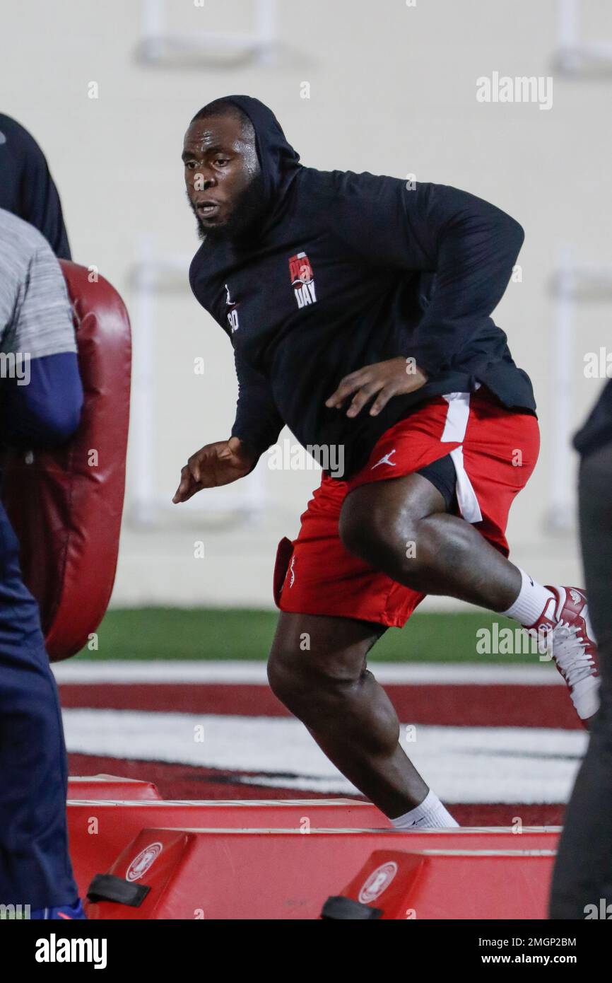 Oklahoma defensive lineman Neville Gallimore runs through drills during ...