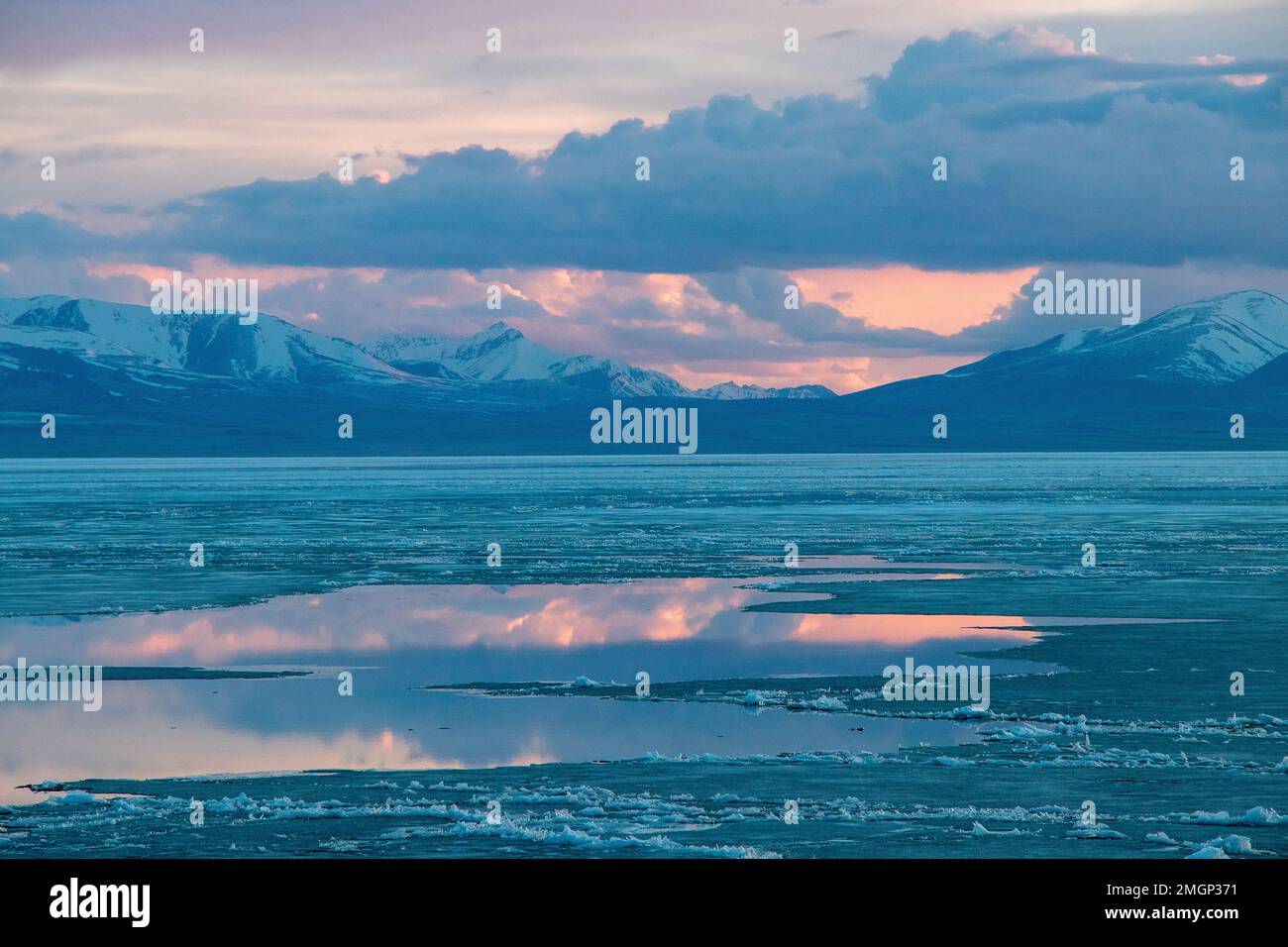 Evening light on the partly frozen Son-kul Lake, Kyrgyzstan Stock Photo ...
