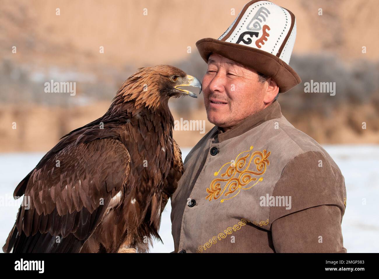 Kyrgyz eagler (Berkutchi) with a Kalpak, carrying its eagle, Yssyk Kul ...
