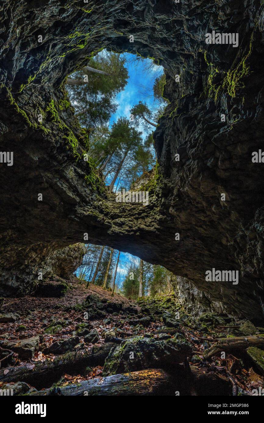Chimney cave, in the Vercors, vast cavity dug in the Urgonian limestone ...