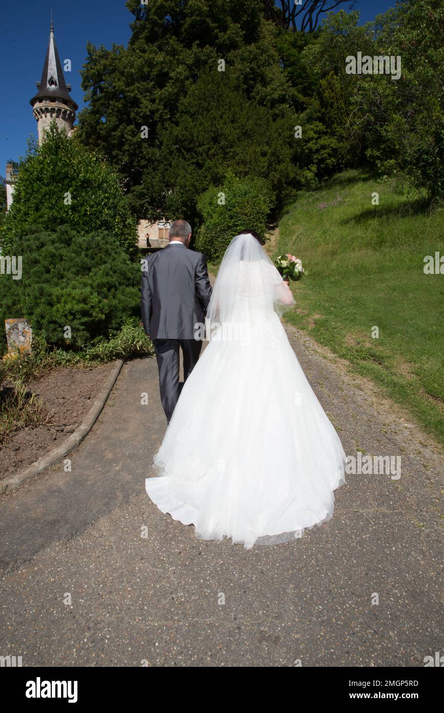 back view of wedding couple bride and groom Stock Photo - Alamy