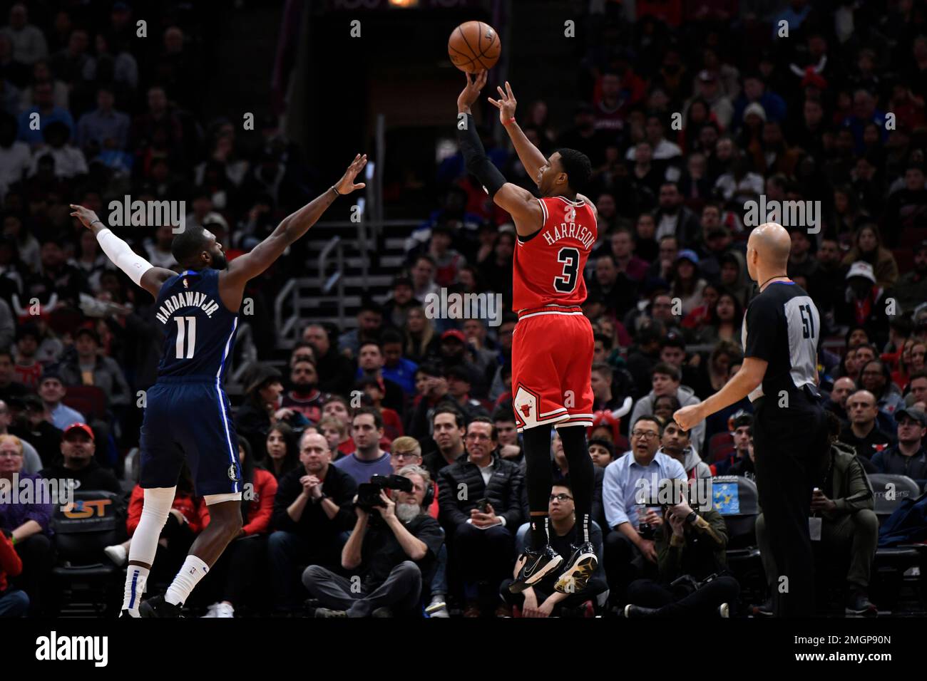 Chicago Bulls' Shaquille Harrison (3) goes up for a shot against Dallas ...
