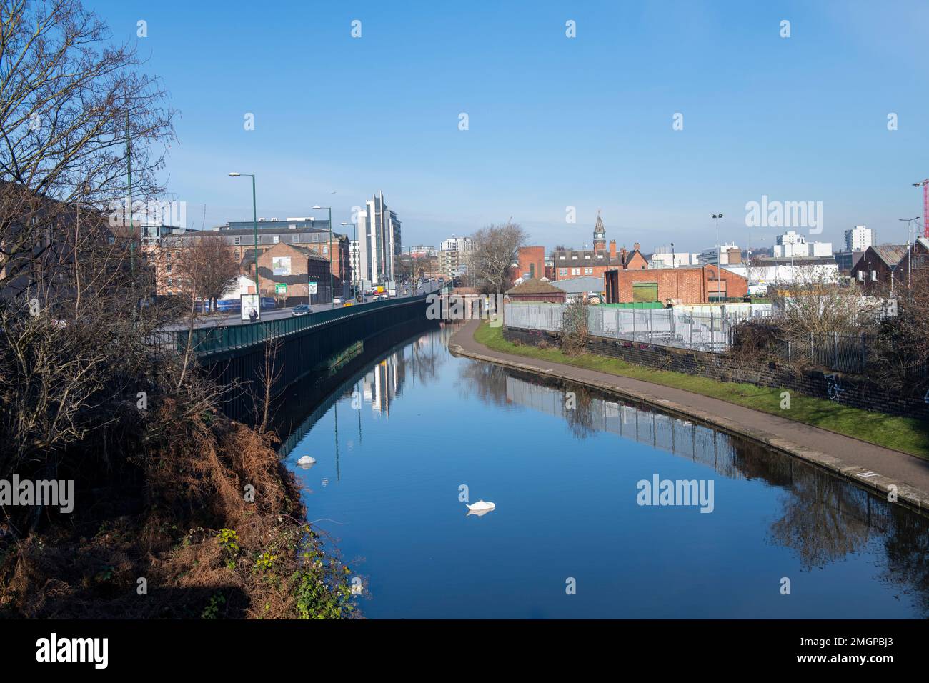 Nottingham and Beeston Canal running parallel with London Road in ...