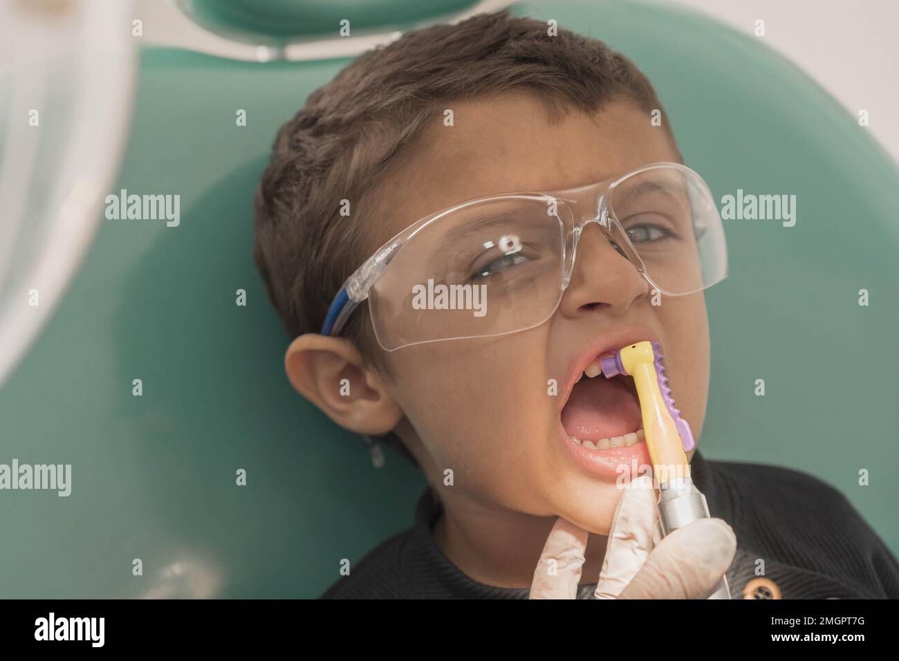 Hispanic boy in dental chair hi-res stock photography and images - Alamy