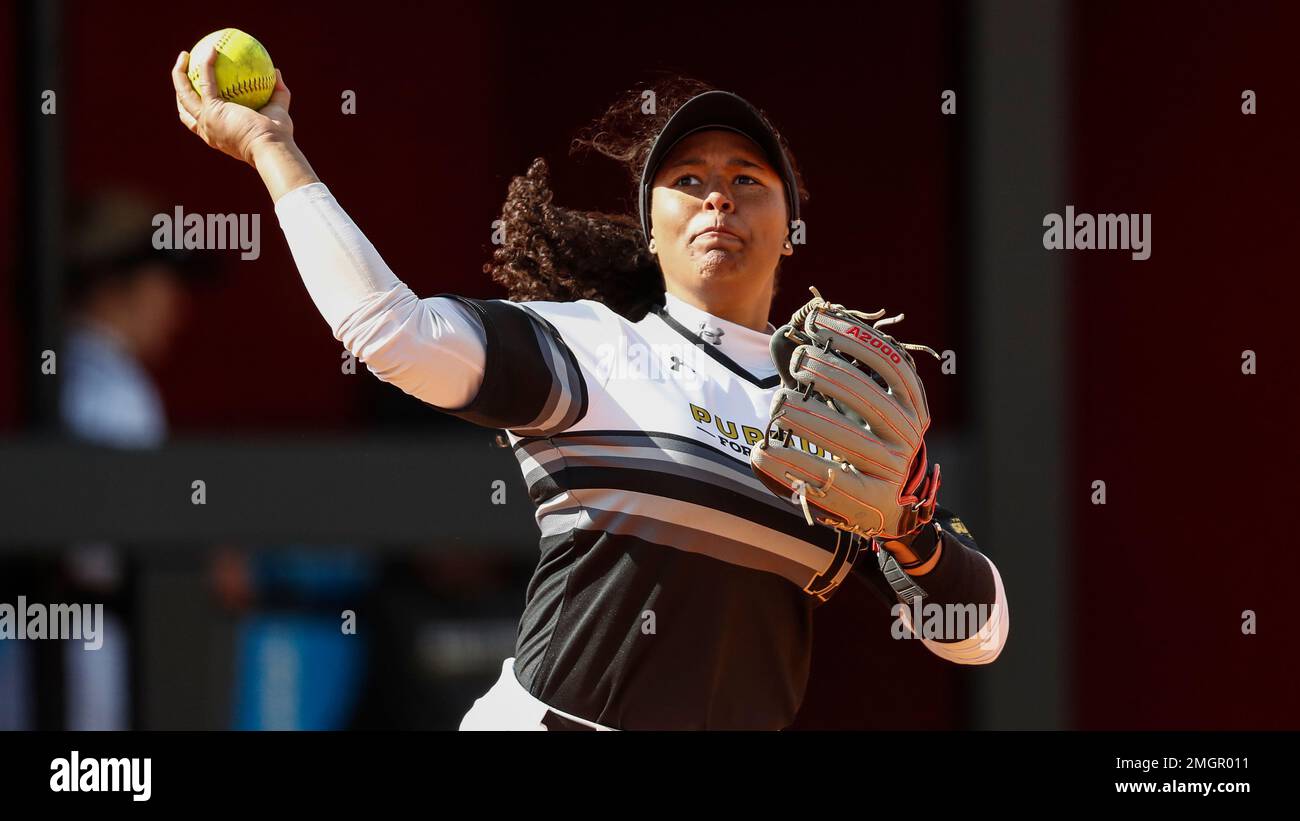 Purdue Fort Wayne's Kyndell Ethridge throws to first base during an ...