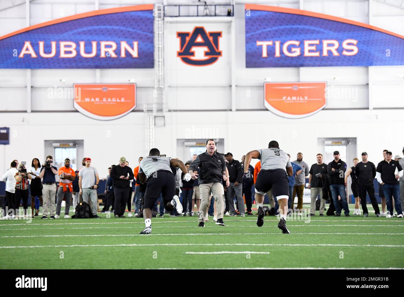 Baltimore Ravens defensive line coach Joe Cullen, center, conducts a ...