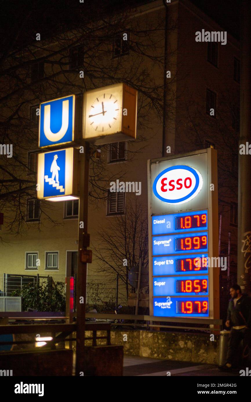 Esso Tankstelle an Ubahn Haltestelle. Impressionen von München ...