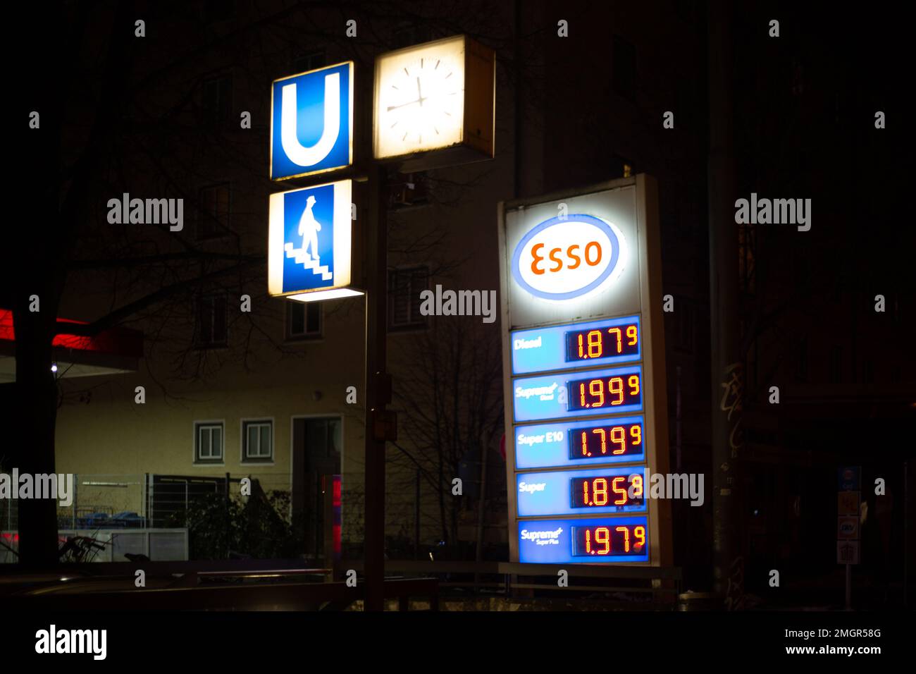 Esso Tankstelle an Ubahn Haltestelle. Impressionen von München ...