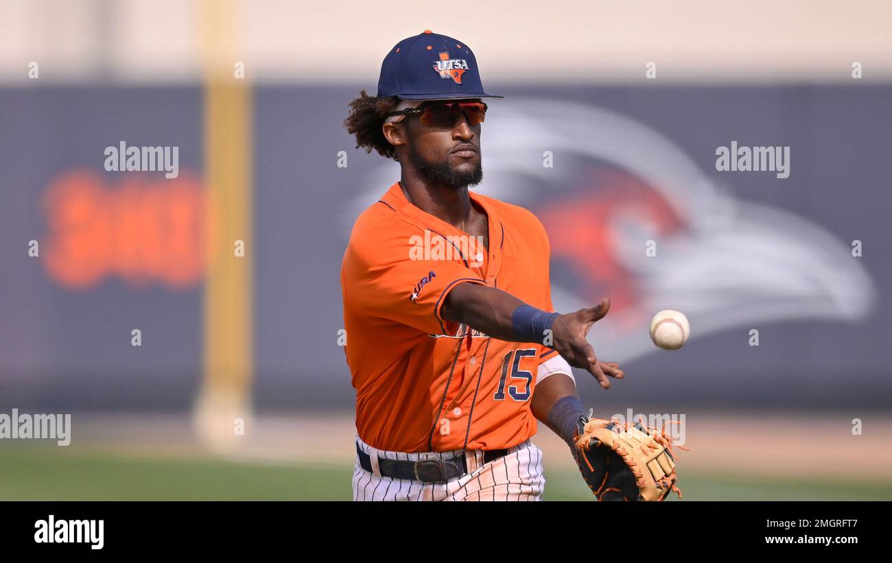 UTSA's Bryan Sturges runs during an NCAA baseball game against ...